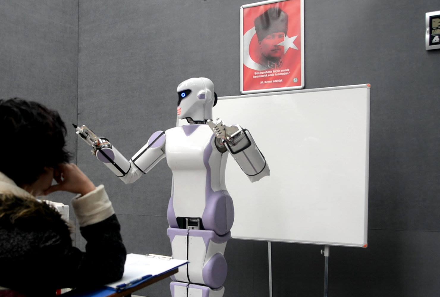 Erik dalı oynayan yerli insansı robot! - ShiftDelete.Net